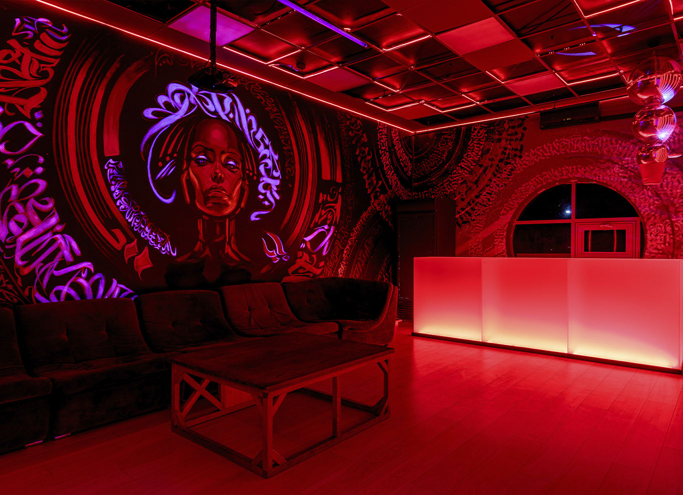 Арендовать Cyberpunk Loft с пилоном - LoftForParty
